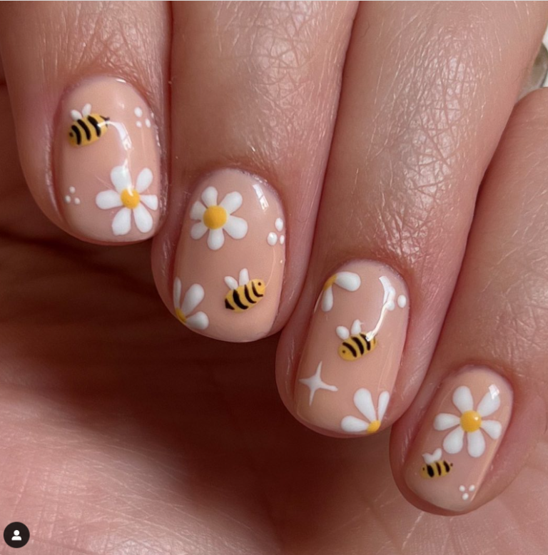 28 Short and Stunning Daisy Nails for Spring - withharmony &co